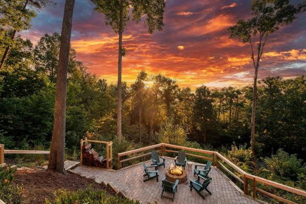 Hot Tub, Deck W/ Breathtaking Mountain Views - Swannanoa, NC
