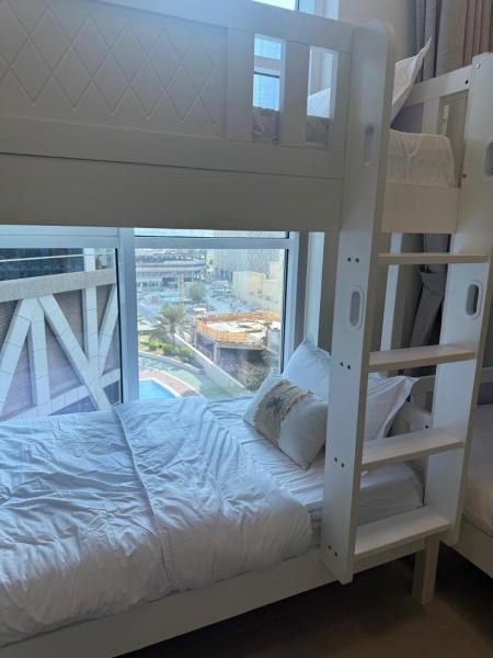 Girls Only Bed Space Marina Near Tram - Dubái