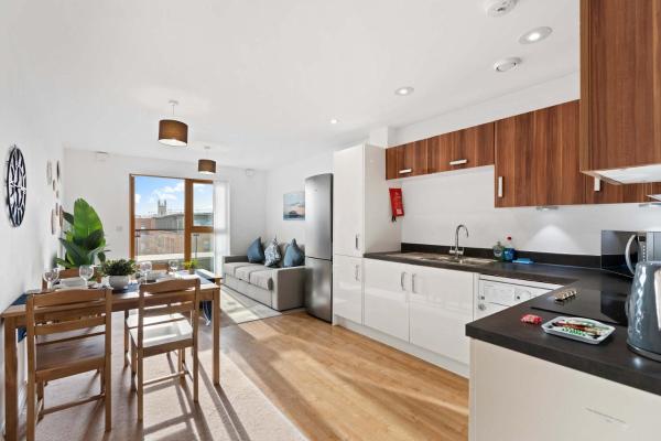 Brighton Getaway - Modern Apartment With Balcony - Brighton