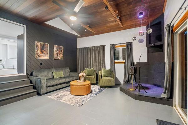 Near Ithaca! Hot Tub! Lrg Home! Sleeps 8 Dogs Ok! - Ithaca, NY