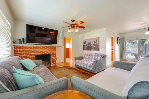 Hot Tub, Patio And Outdoor Games At Visalia Home - Visalia, CA