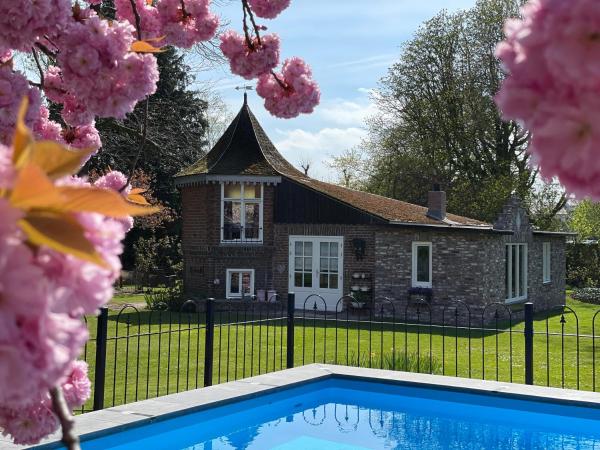Petit Château Luxe Vakantiehuis, Prive Hottub En Zwembad - Roermond