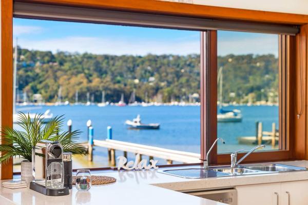 Waterfront Scotland Island Holiday Home - Family & Pet Friendly - 3 Bedrooms - Wifi - Netflix - Private Jetty - Sydney