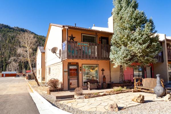 Grandview 1 Rustic Retreat - Wifi - Cable - Fireplace - Grill - One Block From Main Street! - Red River