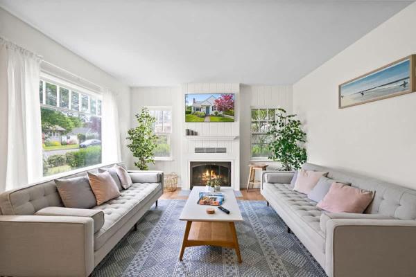 Happy House - Near 3rd Street Wine Getaway - McMinnville, OR