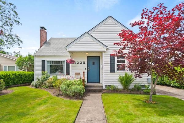 Happy House - Near 3rd Street Wine Getaway - McMinnville, OR