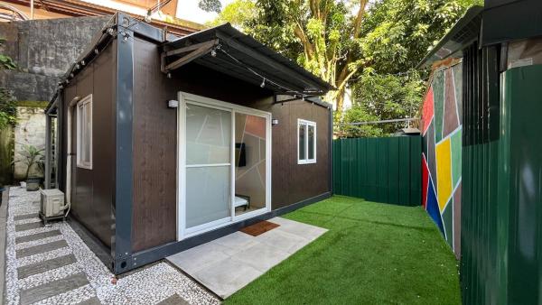 Stylish Container House In Tagaytay - The Manger - Tagaytay