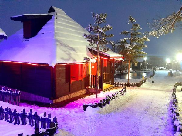 El Paso City, Zlatibor - Unique Wooden Cottages, Treehouse, Wild West Rooms, Accommodation 1-6 People - セルビア
