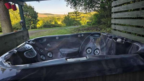 Hawick - House - Sleeps 9 - Hot Tub - Dumfries and Galloway