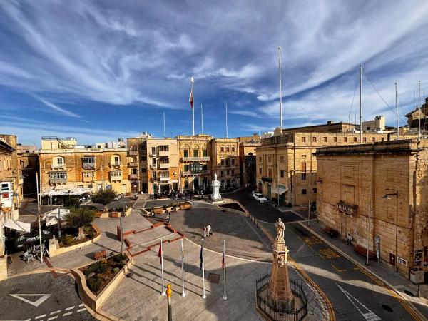Birgu Square Townhouse, Rooftop & 3 Bathrooms - La Valette