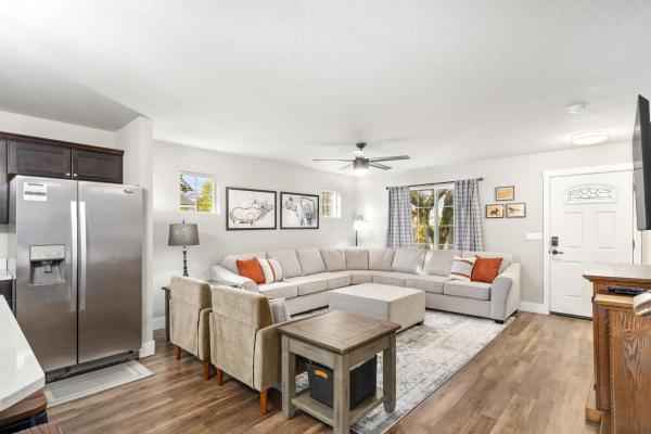 Hot Tub, Sleeps 12, Well-stocked Kitchen, Central Location, Modern Home - Coeur d'Alene, ID