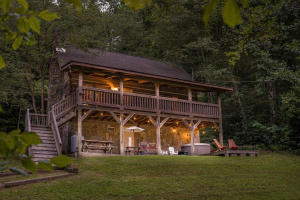 Whistler Retreat - Hot Tub, Fireplace, And Mountain Views! - Cherokee, NC