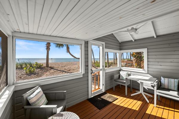 Gulf Front Escape With Private Deck, Sunporch & Beach Access - Venice
