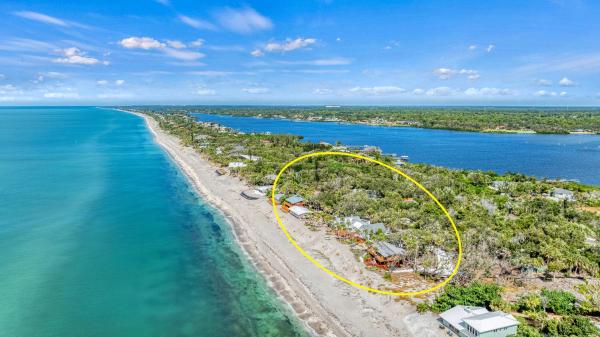 Oak Grove Escape With Shared Deck & Direct Beach Access - Manasota Key, FL