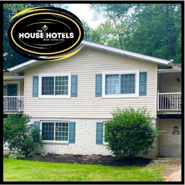 Sleeps 16! Spacious Yard, Secluded, 8 Beds, With 2 Full Bathrooms, And 2 Half Baths! - Akron, OH
