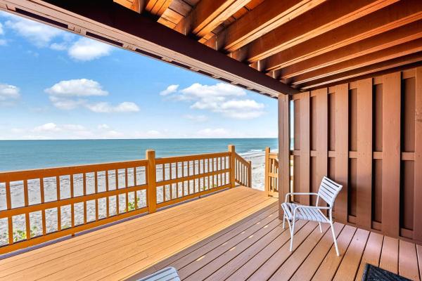 Gulf Front Escape On The Beach With Shared Sunset Deck & Pool - Englewood