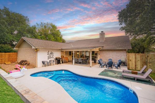 Das Bach Haus - Game Room Make-up Room & Hot Tub - Fredericksburg, TX