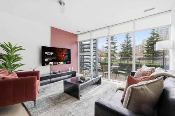 Lux 4br Townhome Walk To Cn Tower With Parking - Ontario