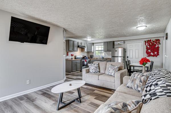 4 Mi To The Speedway Peaceful And Snug Home With Yard - Indianapolis, IN