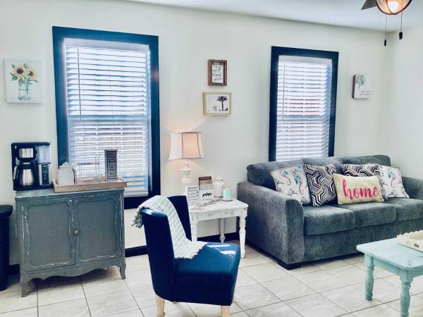 Urban Aquarium Home For 8 - Texas