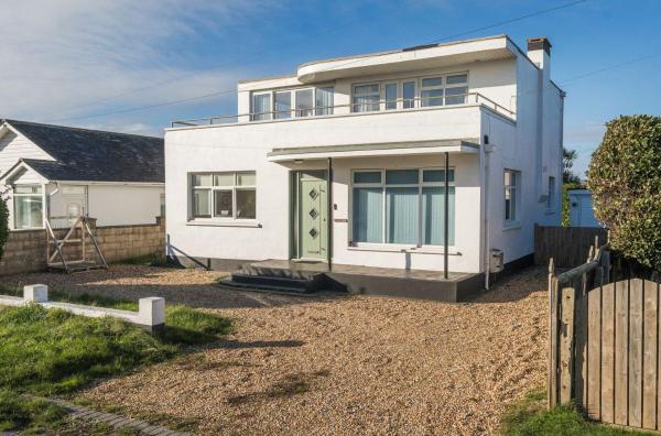 Points I Art Deco Beach House I Sleeps 10 - West Wittering