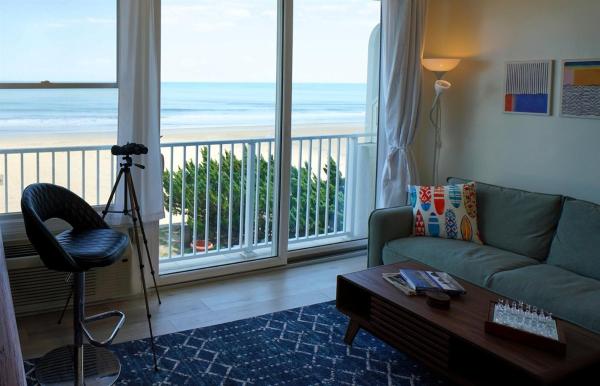 Oceanfront Boardwalk Condo - Walk To Top Dining - Virginia Beach, VA