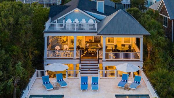 Beachside Stay With Pool Two Decks Rooftop Lounge Steps To Front Beach Iop Beachhouse By Avantstay - Charleston, SC