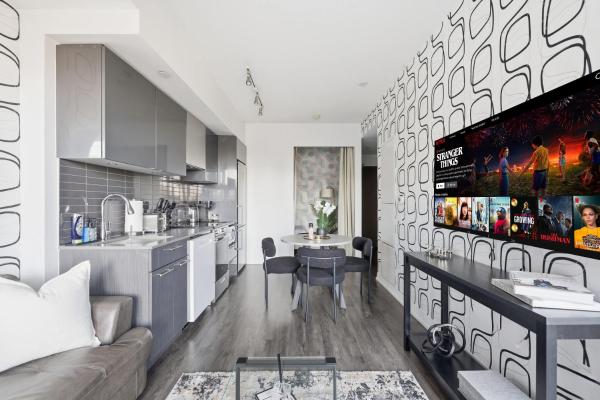 Bright Downtown Condo With City Views & Comfort - Toronto, ON
