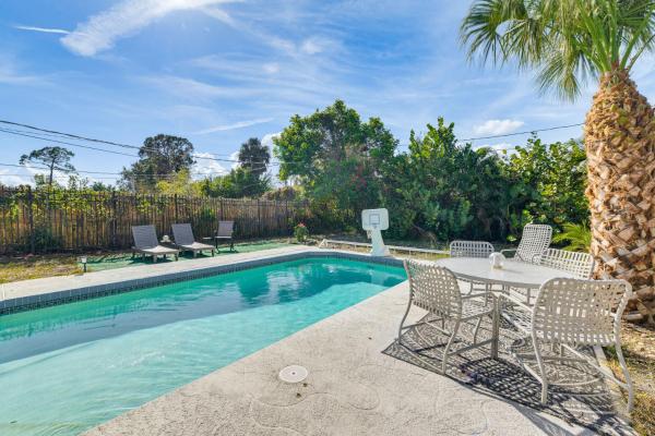 3 Mi To Beach! Port Charlotte Gem With Outdoor Oasis - Port Charlotte, FL