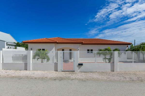 Salinja Paradise Villa, 4-bedroom Home With Pool, Near Palm Beach, Sleeps 8 - Aruba