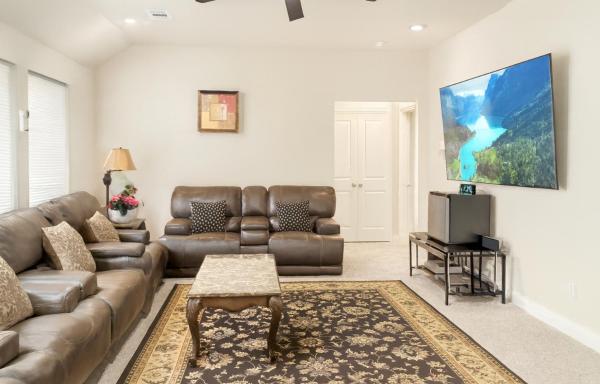 2 Queen Bedrooms, 2 Full Bathrooms And A Game Room - Garland, TX