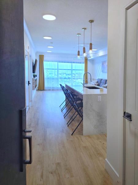 Modern Bright 2br Condo City View Dt Balcony Free Parking In Suite Laundry - Mount Royal University