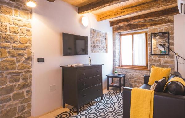 Gorgeous Apartment In Oprtalj With Wifi - Montona