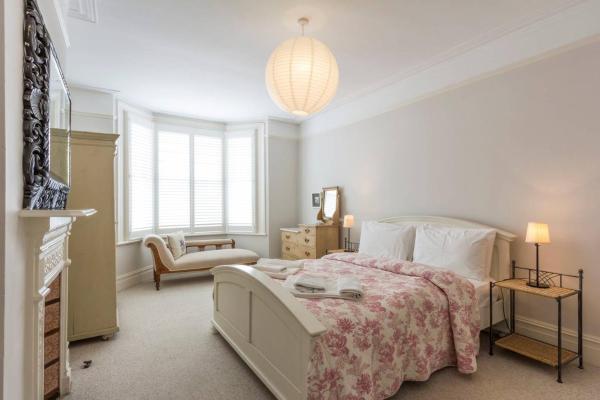 Spacious Seafront 3 Bed, 3 Bath Apartment Step Free Layout Free Parking - Deal