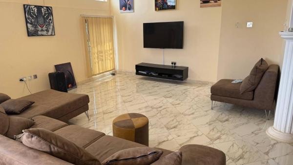 Entire First Floor With 3 En-suite Bedrooms - 가나