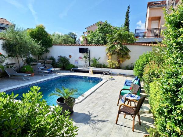 Apartment With Private Pool And Arbor - Punat
