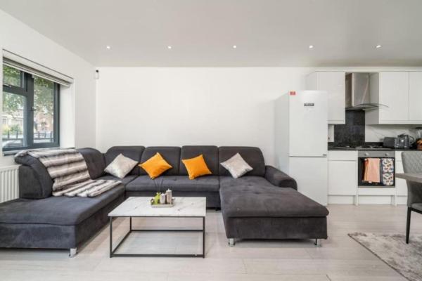 Large 3 Bedroom House In Tottenham Sleeps 9 With Parking And Wi-fi - London
