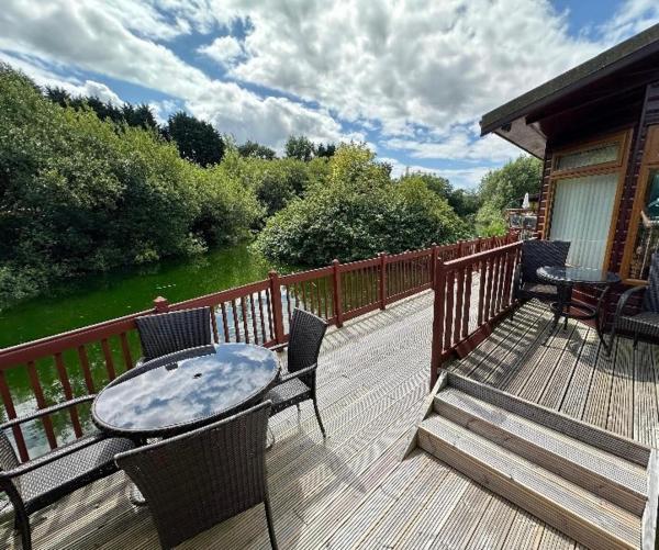 Kingfisher Cosy Lakeside Lodge - Carnforth