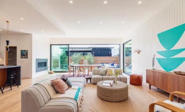 Charming Five-bedroom Coastal Home With Private Patio - Santa Monica, CA