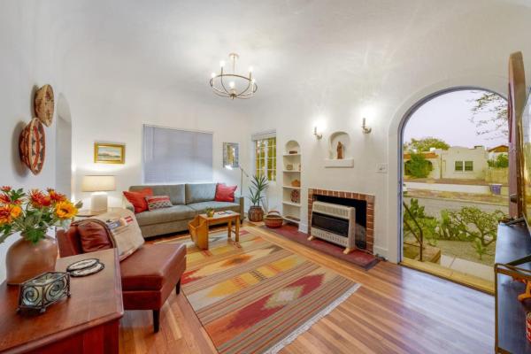 Desert Bloom, Blocks From U Of A, 1 Br 1 Ba - Tucson, AZ