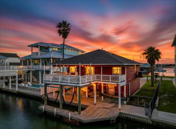 Waterfront Canal Home - Outdoor Bar Boat Slip - Jamaica Beach, TX