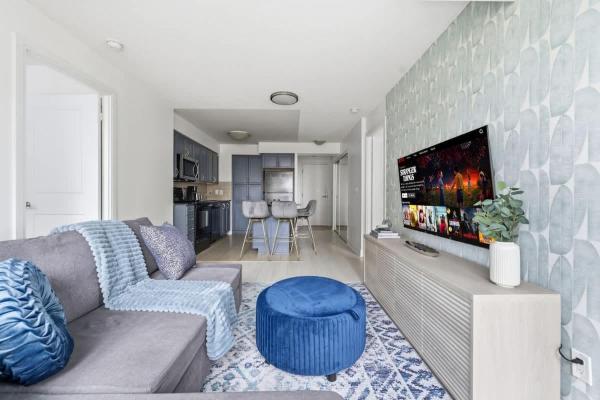 Designer 2br - King Suite - Rare 2 Parking - Yyz - Centennial Park
