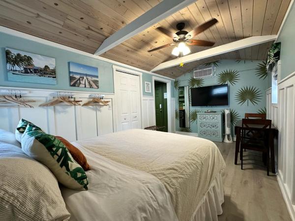 Palm Paradise Retreat - Gulfport, FL