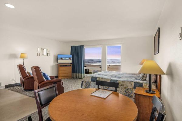 Oceanfront Condo - Beach Access - King Bed & Full Kitchen - Pool And Hot Tub - Lincoln City, OR