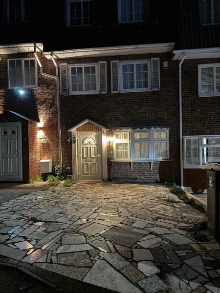 Spacious 5-bed House In Chigwell - Grange Hill - Ilford