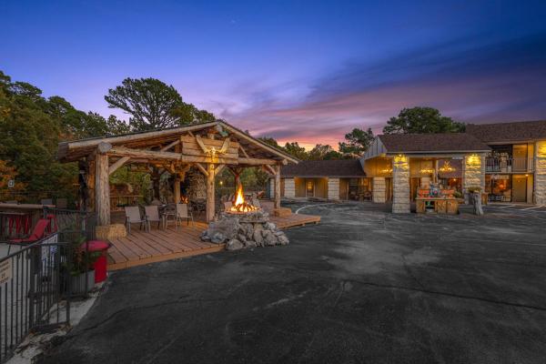 Stonegate Lodge King Bed, Wifi, 50in Roku Tv, Salt Water Pool Room #110 - Eureka Springs, AR