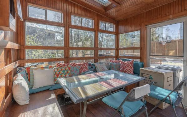 Large Deck Hot Tub Massage Chair And Seasonal Swimming Pool - Yellowknife