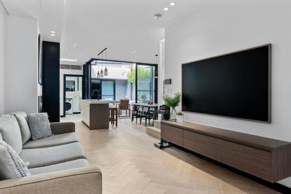 Spacious Family-friendly 5-br Home In Glebe - Rosebery