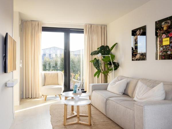 Luxe Verblijf In Een Waterlodge Aan De Waterkant - Sneek