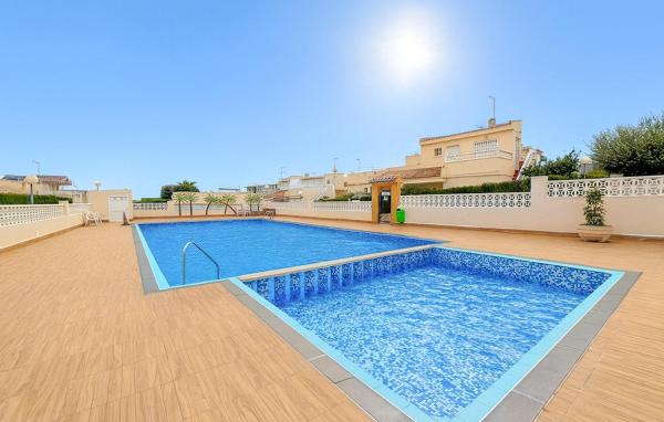 Three Bedroom Cozy Apartment In Torrevieja - La Zenia